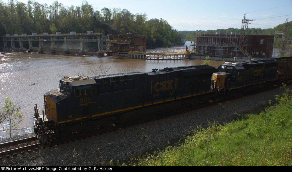 CSXT 994 and 6151 take H751 west past a swollen Jmes River.